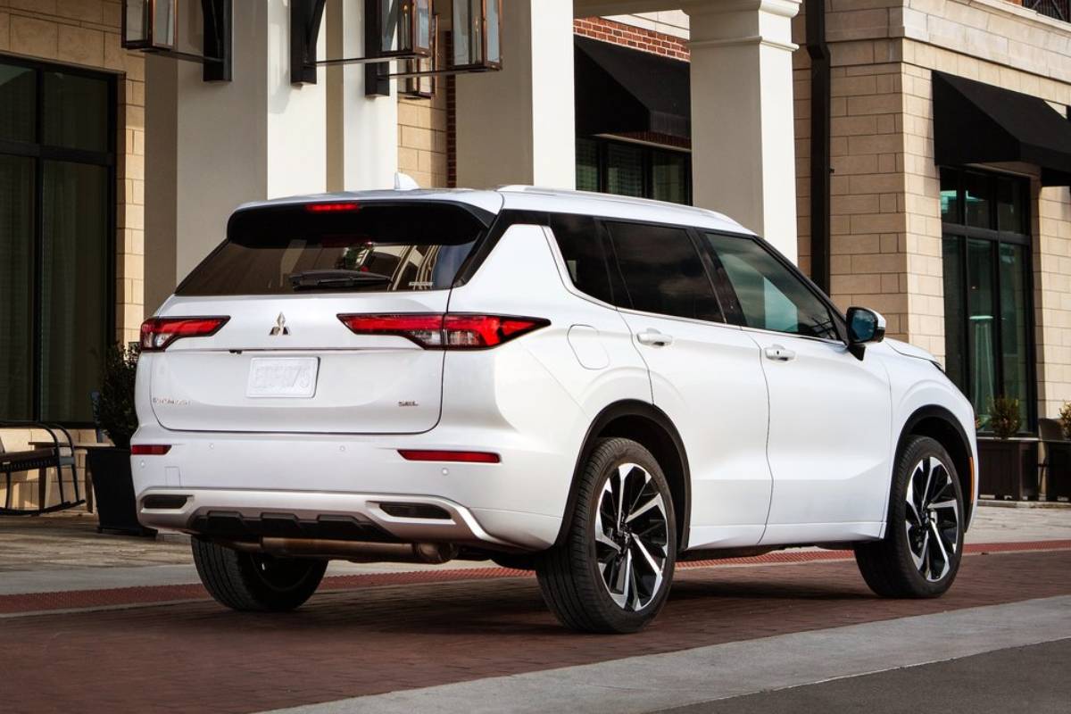 StriveME - ابرز الفروقات بين كل من ميتسوبيشي أكسبندر واوتلاندر 2023